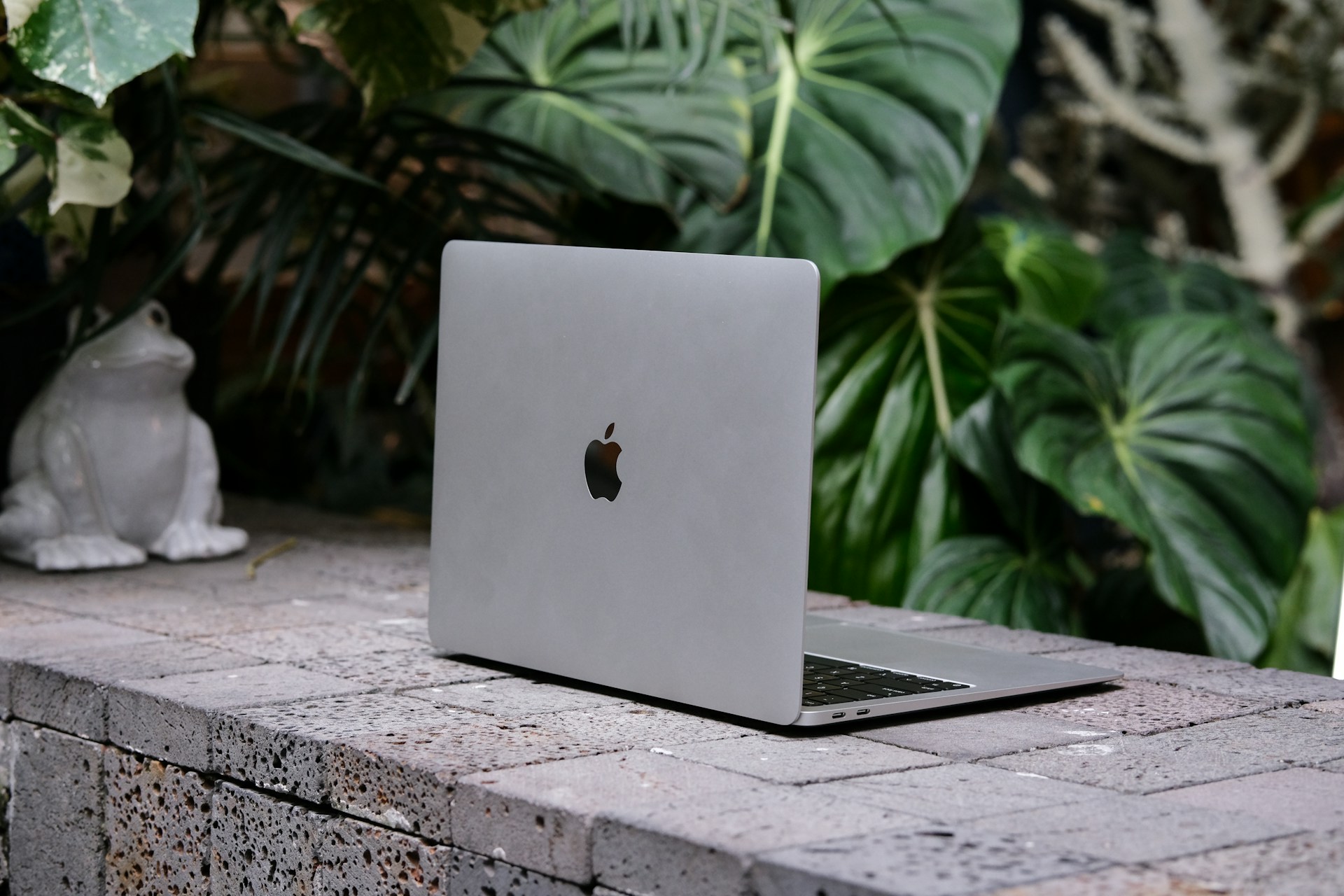 Review: merită să cumpărați MacBook Air M1 în 2025? - iSpace